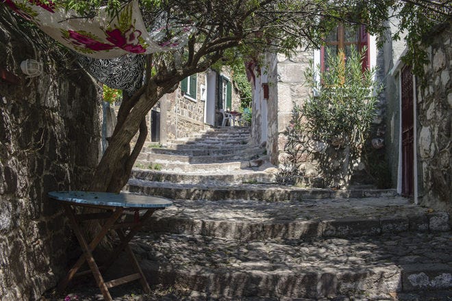 10 beautiful alleys around the world
