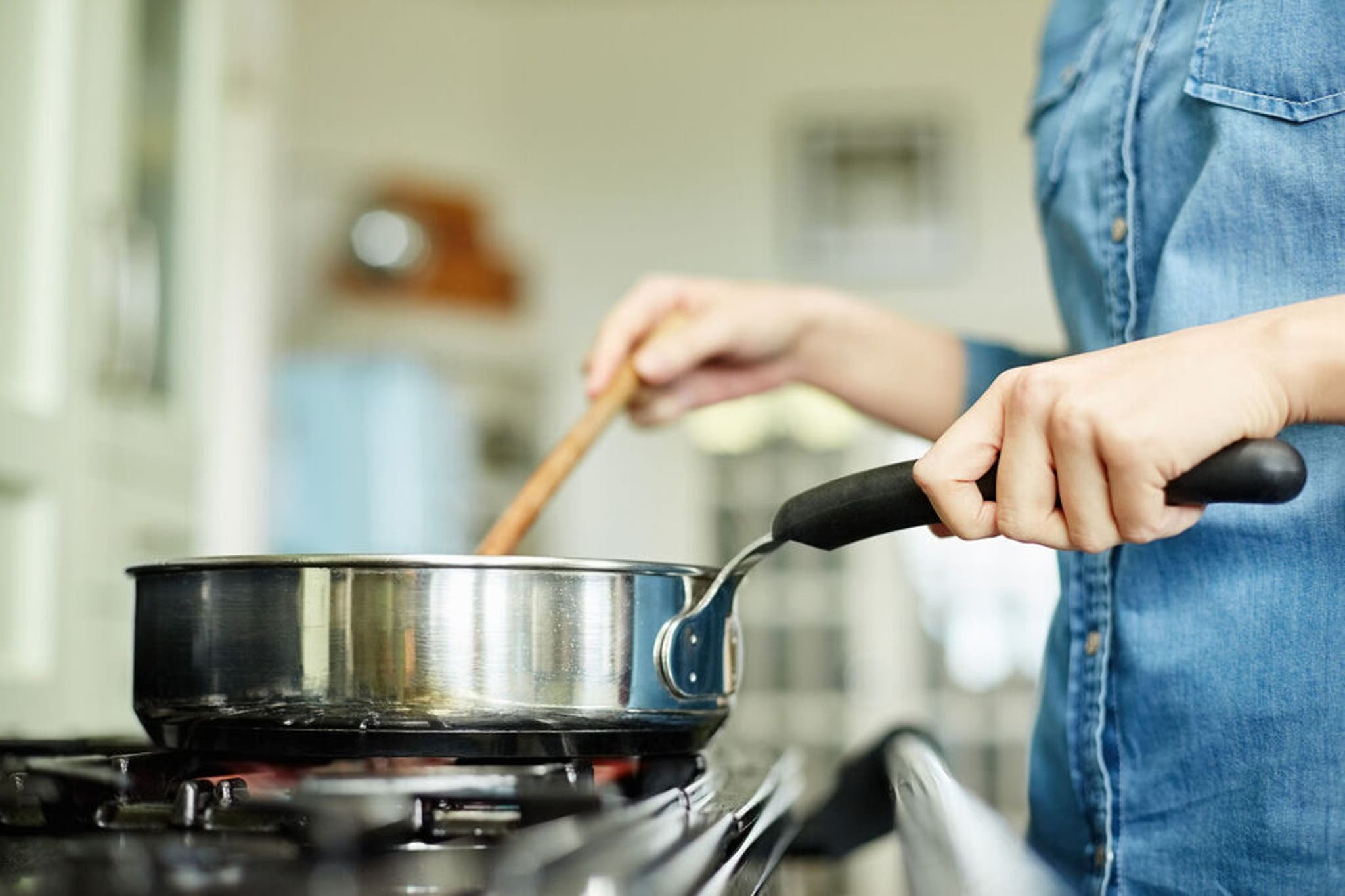 Why should you cook with a wooden spoon? Here are 10 good reasons