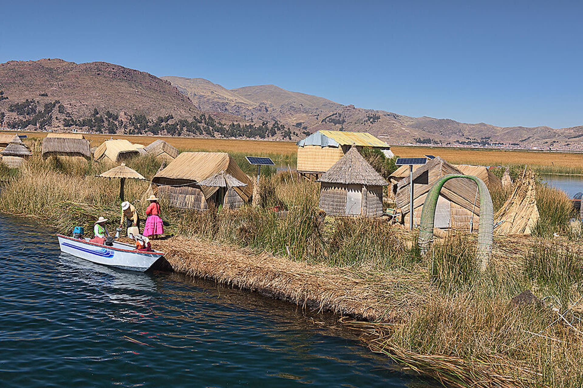 How to visit Lake Titicaca's floating islands, an ancient engineering ...