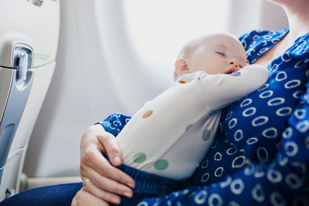 10 expert tips for flying with a baby for a worry-free flight