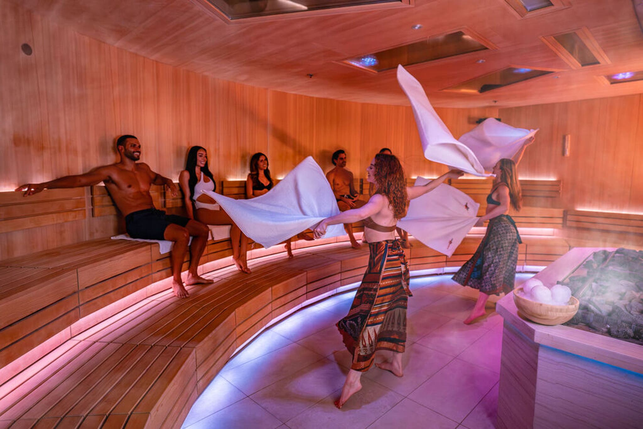 Aufguss sauna: What it is and where to experience it